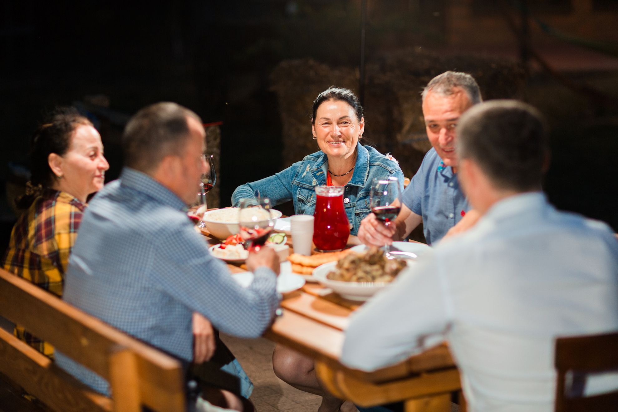 VIN CREAT DUPĂ REȚETA BUNICULUI, BECI RUSTIC ȘI BUCATE TRADIȚIONALE ...