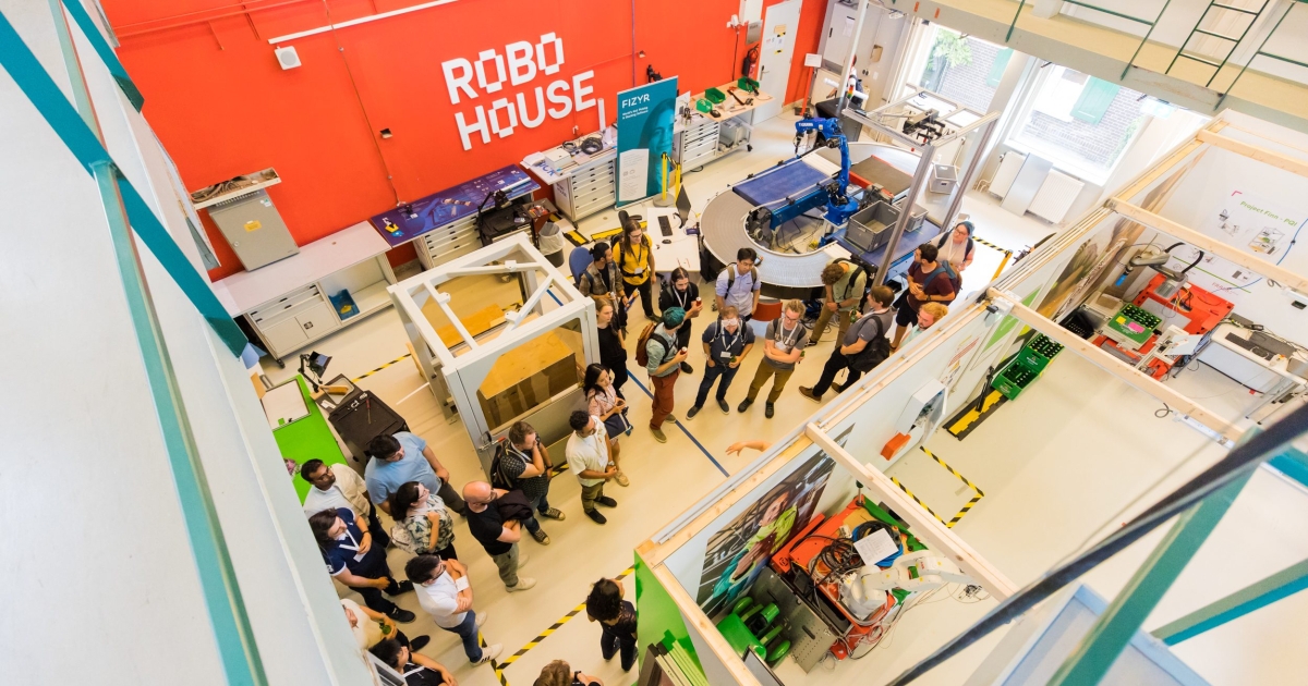 DESCOPERIM ÎMPREUNĂ ROBOHOUSE: Un laborator de teren, unde oamenii muncesc „cot la cot” cu roboții