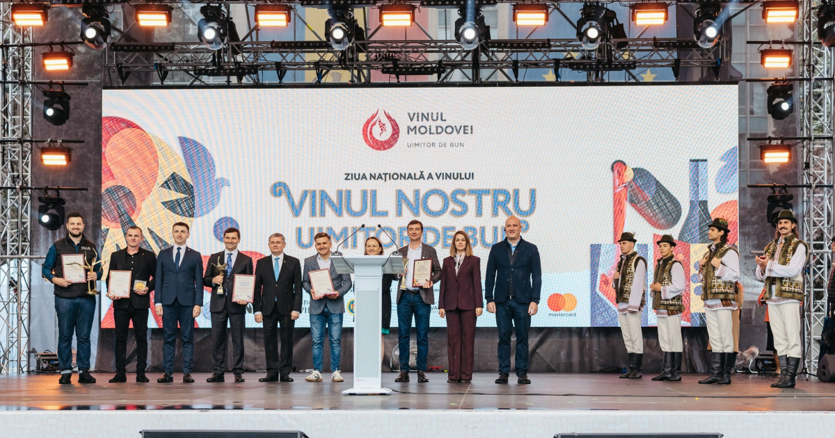 ZIUA NAȚIONALĂ A VINULUI 2025 A ÎNCEPUT LA CHIȘINĂU: 106 vinării, două ...