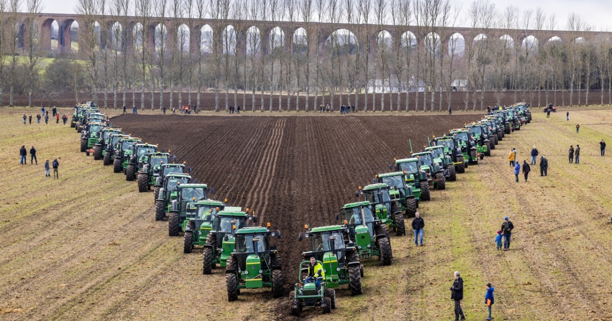 ARAT LA VITEZĂ ÎN SCOP CARITABIL – 37 DE TRACTOARE PE ACELAȘI CÂMP